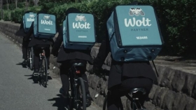 モスバーガー×Wolt×映画『シン・仮面ライダー』限定コラボグッズ“SHOCKERジャケット＆ステッカー”などプレゼント、ショッカー下級構成員の“店舗ジャック”も | 食品産業新聞社ニュースWEB