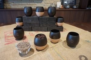 味の素AGFとアサヒユウアスがエコカップ「Aroma Loop」を共同開発、廃棄するコーヒー粉をアップサイクルで香り楽しめるカップに | 食品産業新聞社ニュースWEB