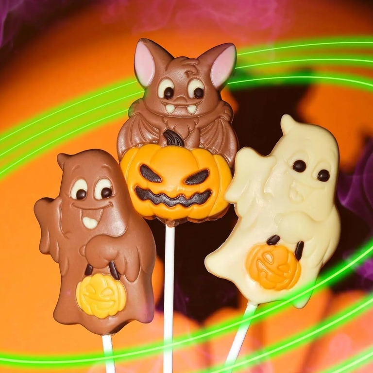 「カルディ ハロウィン 2024」展開、黒猫モチーフの「ニャップザック」や、目玉のマシュマロ、くす玉などの多数のアイテムを販売、期間は10月31日まで | 食品産業新聞社ニュースWEB