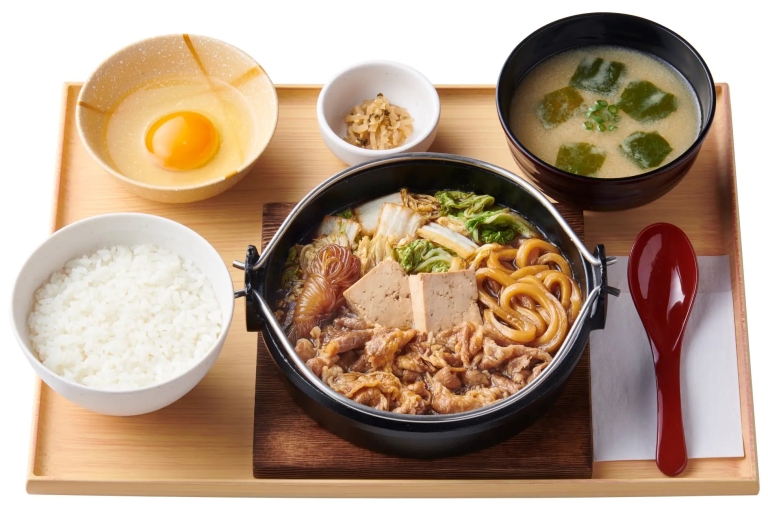 やよい軒「すき焼き定食」11月6日発売、世界で展開する「NABE FAIR」第1弾、たっぷりの牛肉と野菜、うどんが入った商品 | 食品産業新聞社ニュースWEB