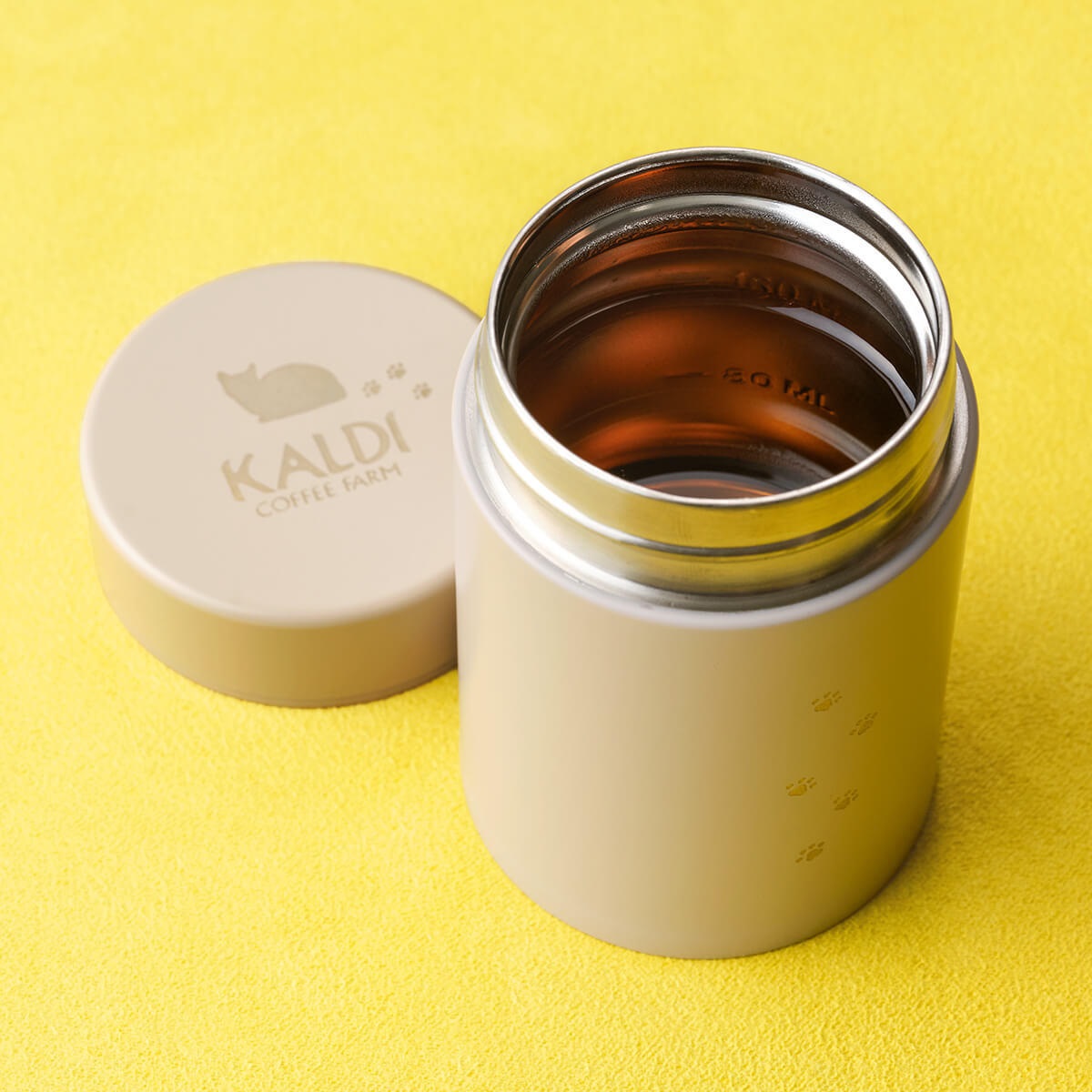 カルディ『ネコの日バッグ』2025、猫をデザインしたモノクロのトートバッグ、ステンレスミニボトルや菓子と紅茶をセットに | 食品産業新聞社ニュースWEB